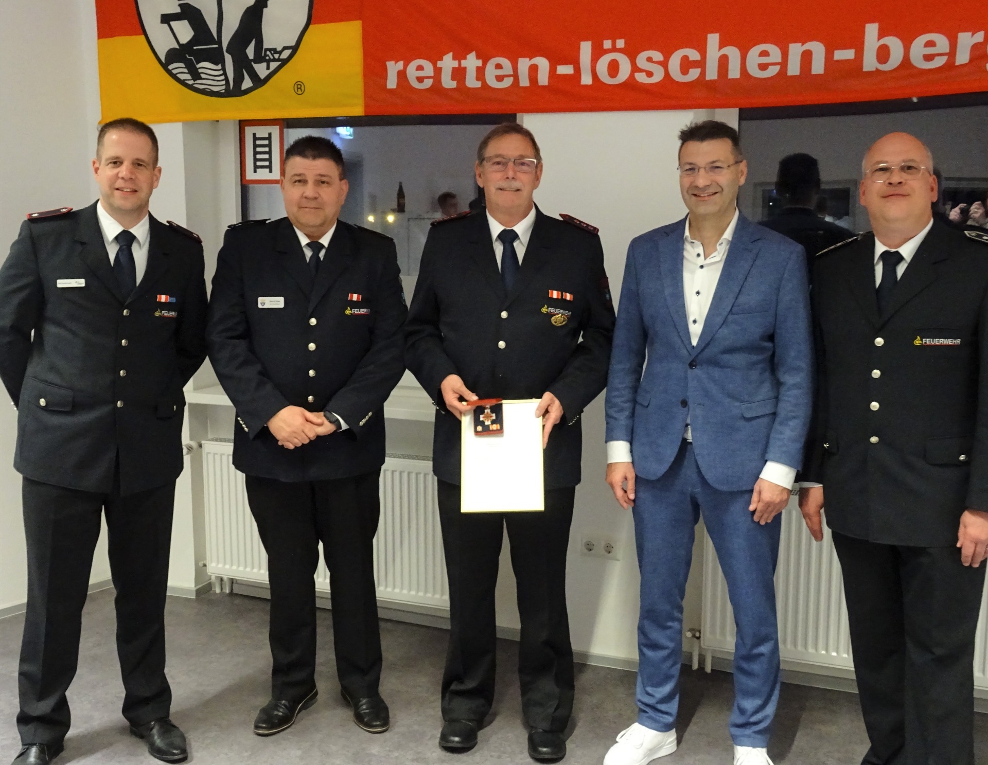 Ehrungen und Beförderungen bei der Freiwilligen Feuerwehr Kronau ...